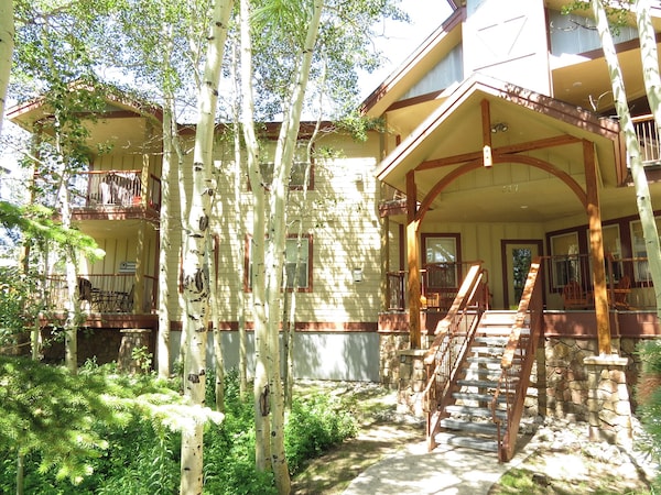 Hot Tub! Deck, Garage. Walk/drive To Trails, Dining, Shops, Marina, Events - Silverthorne, CO