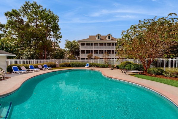 Coastal Condo With Golf Course View And Shared Pool Access - Oak Island, NC