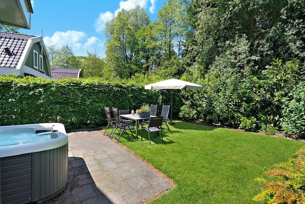 Holiday Home With 2 Bedrooms, Sauna, Sunshower And Jacuzzi. - Alkmaar