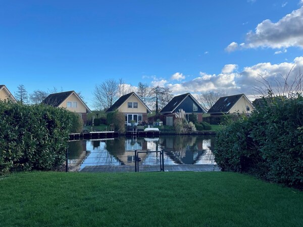 Spacious 6-person Bungalow With Private Jetty - Medemblik
