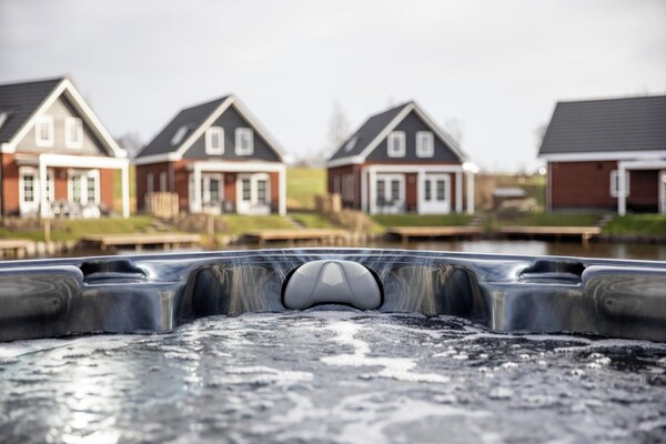 Watervilla Met Jacuzzi In De Tuin - Medemblik