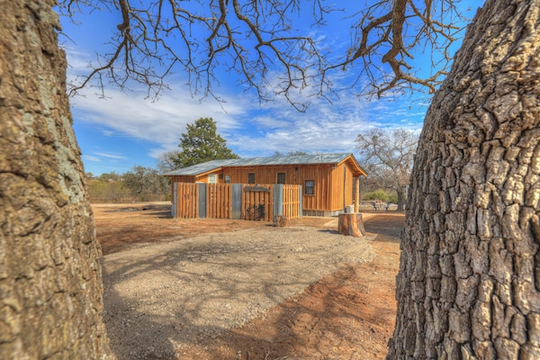 Texas Sawmill Cabin W/hot-tub, Pet-friendly, 8-mins To Downtown! - Luckenbach, TX