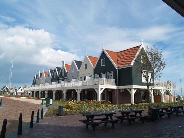 Appartment With 5 Bedrooms, 2 Bathrooms And A Terrace - Purmerend