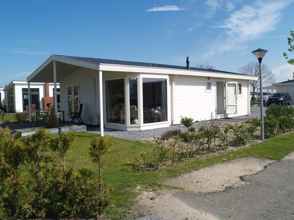 Chalet Met 3 Slaapkamers En Tuin Met Meubilair - Staphorst