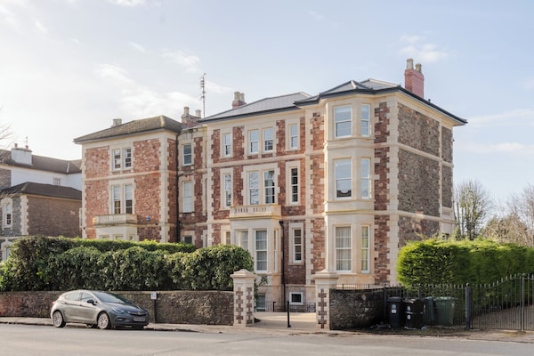 Pembroke House | 1 Bed Apt Lgf | Pin Stripe Pink - Clifton