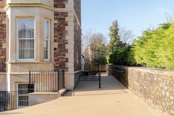Pembroke House | Deluxe Studio W Separate Kitchen - Bristol Airport (BRS)