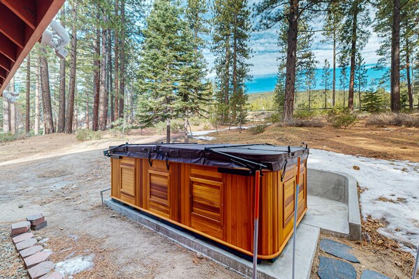 Beautiful Family-friendly Home With Hot Tub, Fireplace, Deck, And Near Skiing - Lake Tahoe