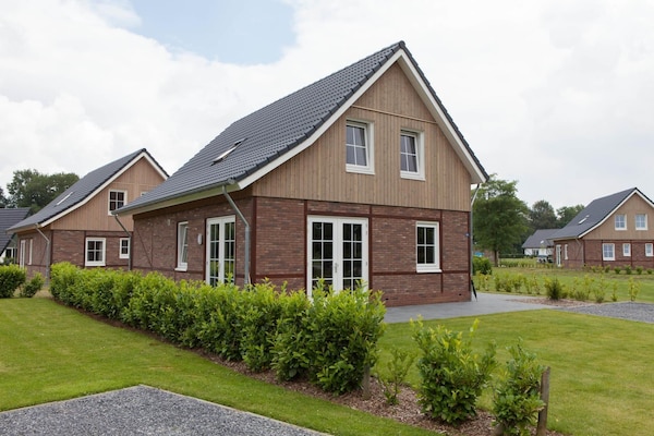 Familievilla Met 5 Of 6 Slaapkamers, 2 Badkamers En Een Tuin - Maaseik
