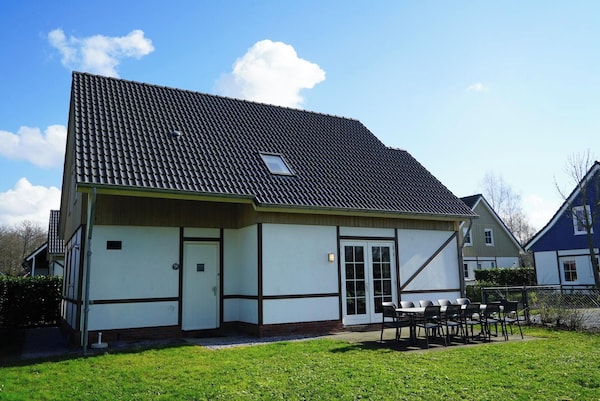 Family Villa With 6 Bedrooms, 2 Bathrooms And A Garden - Maaseik