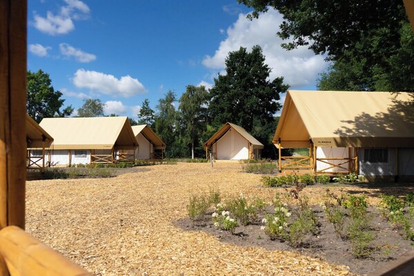 Glampingtent Voorzien Van Woonkamer, Keuken En Sanitair - Tilburg
