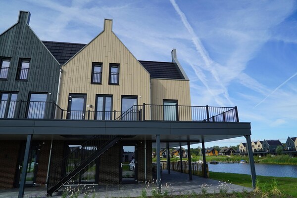 Luxury 4-bedroom Apartment With Balcony - Kampen