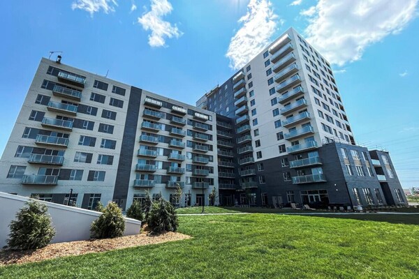 Spacious 2br With Skyline Views, Near Place Vertu - Montreal