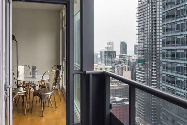 Chic 1br With Pool Near St. Andrew Subway Station - Toronto
