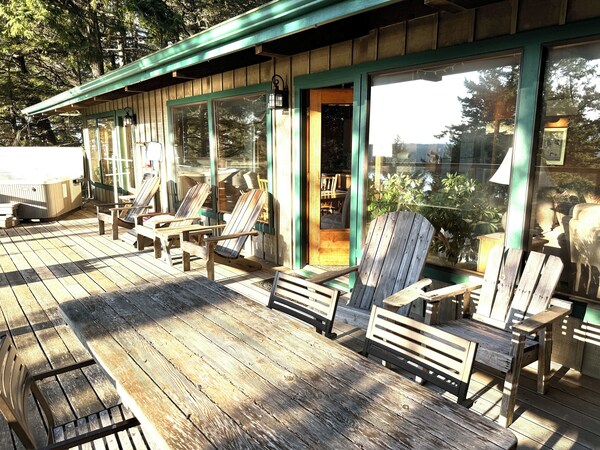 Paradise In Forest Setting W/ Ocean Views, Hot Tub, Close To Town & Hiking - Eastsound, WA