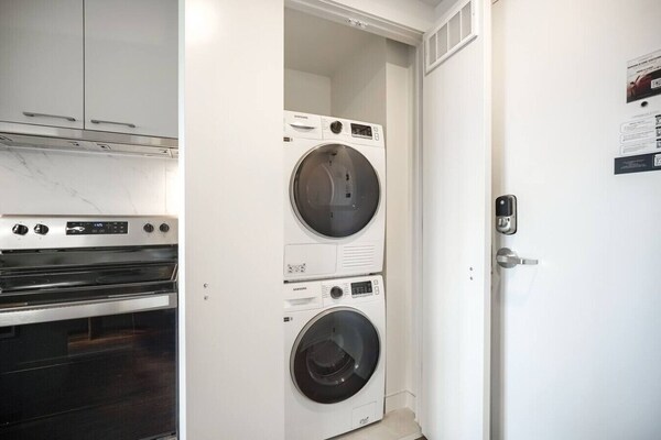 Luxe 1br Apt With City Views, Near Lake Aquitaine - Milton