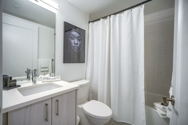 Upscale 1br Apt With Stunning Views, Near Cn Tower - Toronto