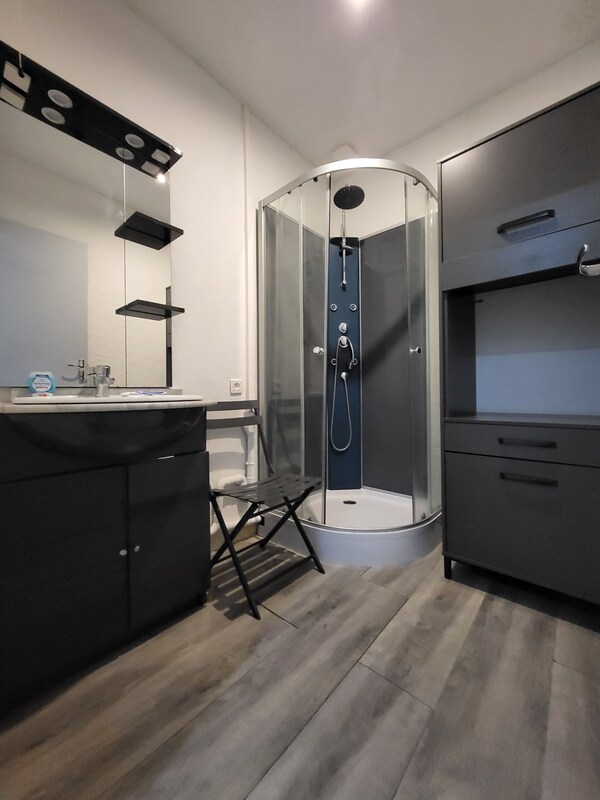 3-room Apartment For Rent By The Week For 4 People, Pets Allowed - Salavas
