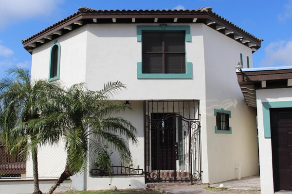 Charming Spanish Home In The Heart Of Brownsville - Gladys Porter Zoo, Brownsville