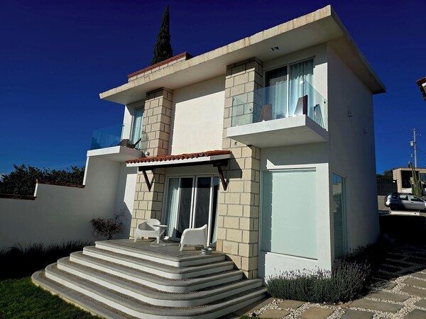Acogedora, Lujosa Y Moderna Casa Familiar Con Vista A La Pena - Bernal