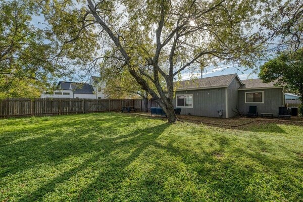 Fully-stocked Home With Cowboy Pool & Luxury Beds - Georgetown, TX