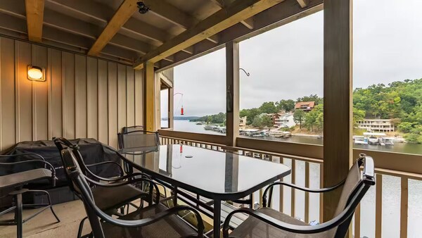 Lakeside Retreat At Magical Lake Of The Ozarks - Lake Ozark, MO