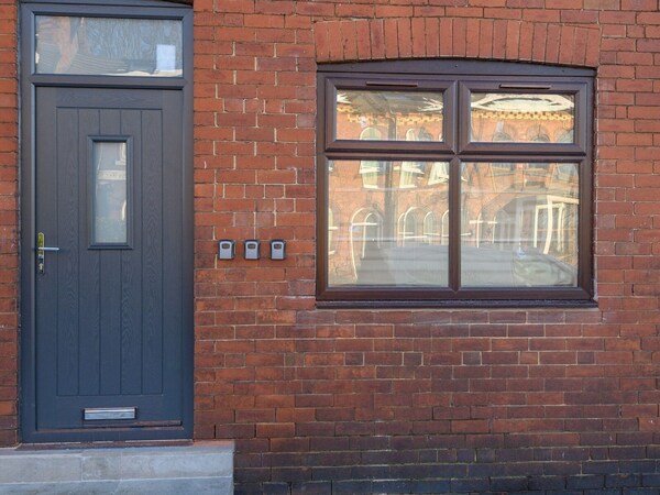 Pass The Keys Love Blooms In Lower Wortley - Couples Hideout With A Shared Kitchen - Leeds