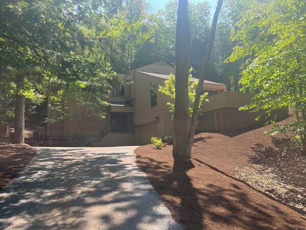 Charming 3-bedroom Home Located In Beautiful Birchwood In Harbor Springs - Harbor Springs, MI