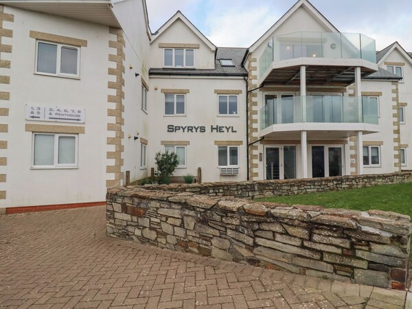 Apartment 6, Family Friendly, Country Holiday Cottage In Newquay - Fistral Beach