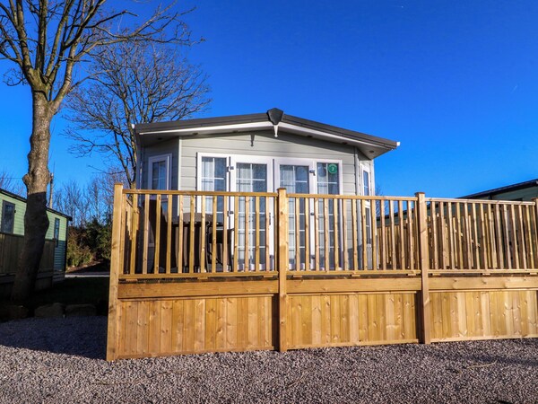 2 Willow Way, Pet Friendly, With A Garden In Lytham St. Annes - Sandcastle Waterpark, Blackpool