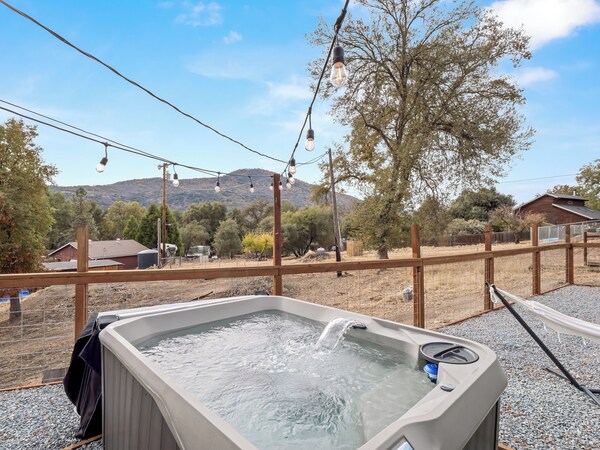 Hot Tub, King Bed, Coffee Bar - Walk To Town! - Oakhurst