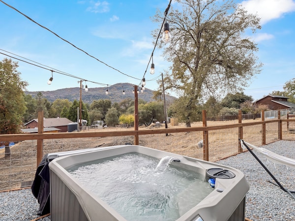 Hot Tub, King Bed, Coffee Bar - Walk To Town! - Oakhurst