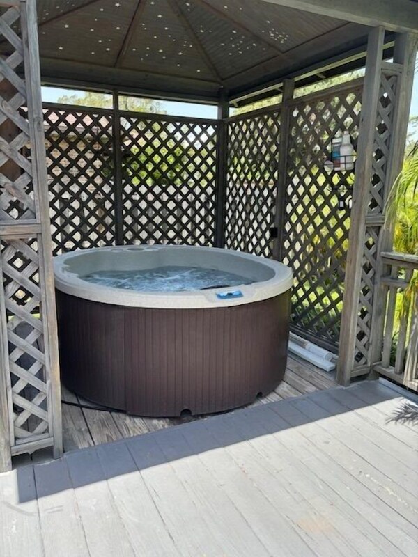 Hot Tub, Pet Friendly Close To Downtown St. Aug - St. Augustine, FL