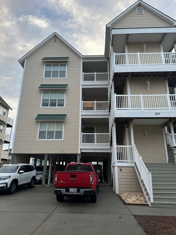 Spacious 4br/4ba Condo Just Steps From Ocean Isle Beach! Towels/linens/pool Club - Ocean Isle Beach, NC