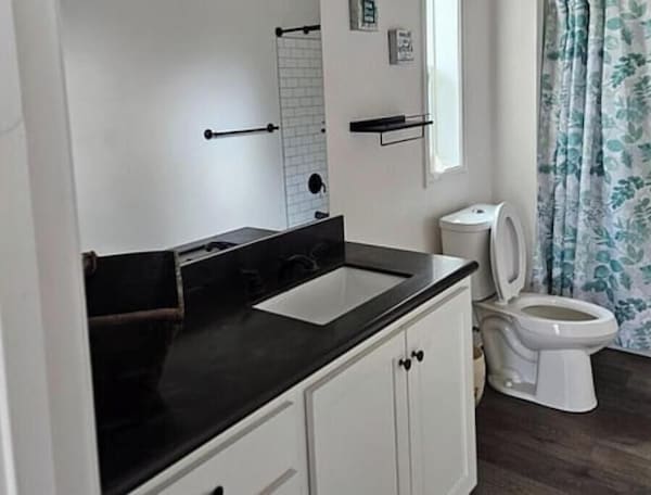 Elegant 2-bedroom Retreat With Modern Amenities & Lush Outdoor Spaces - Sebastopol, CA