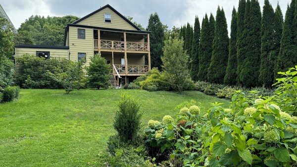 Charming 2-bedroom 1930's Apartment Waterfront. - Crescent Beach, Auburn