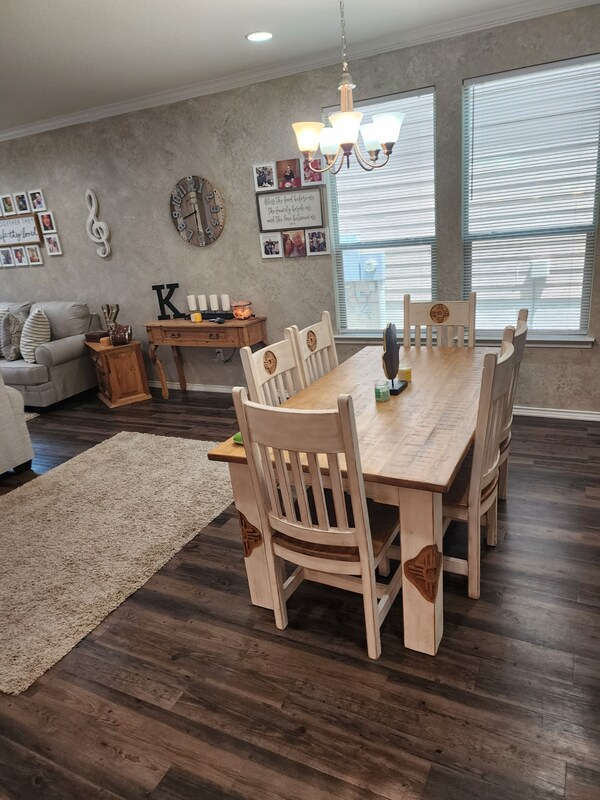 Spacious 6-bedroom House In Charming Converse With Wifi, Ac - San Antonio, TX