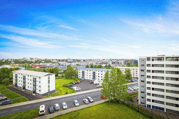 Cozy 3-bedroom Apartment In Beautiful Reykjavík With Wifi & Mountain Views - Islande