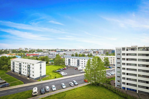 Cozy 3-bedroom Apartment In Beautiful Reykjavík With Wifi & Mountain Views - Islande
