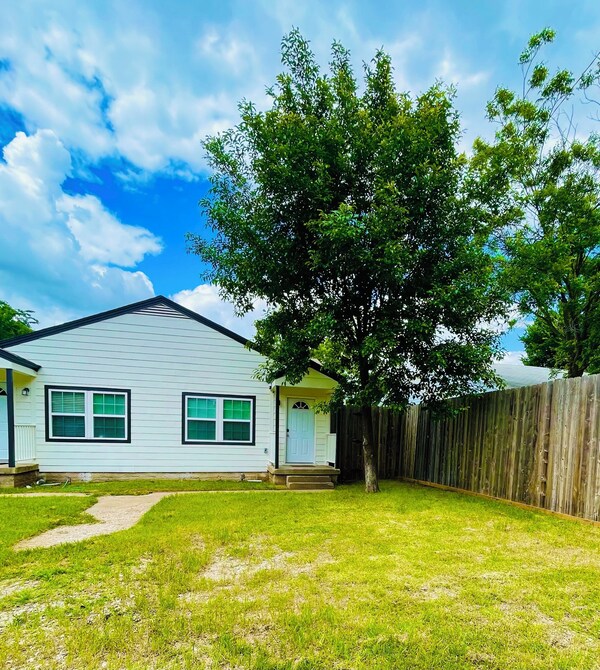 Cozy 2-bedroom Townhome In Charming Dallas With Wifi, Ac - Cedar Hill, TX
