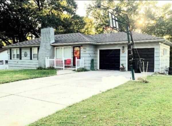 "Spacious 4-bedroom Oasis,  Sleeps 11perfect Vrbo Getaway Awaits! Book Today!" - Shawnee, KS