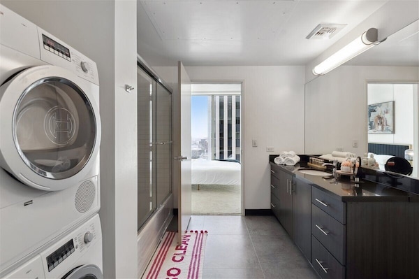 High-rise 1bdr Apartment In Korea Town With Pool, Gym And Parking - Santa Monica, CA