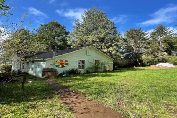 Flower House At Redwood Hideaway - アルケータ, CA