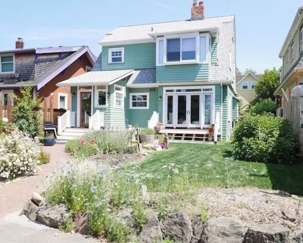 The Heart Of Madrona: Versatile Apt + Guesthouse! - Woodinville, WA