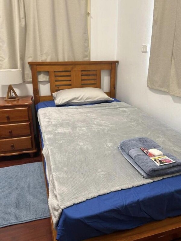 Mjed House Is Located At Macquarie Fields In Ducted Air-conditioned & Free Wifi - Campbelltown