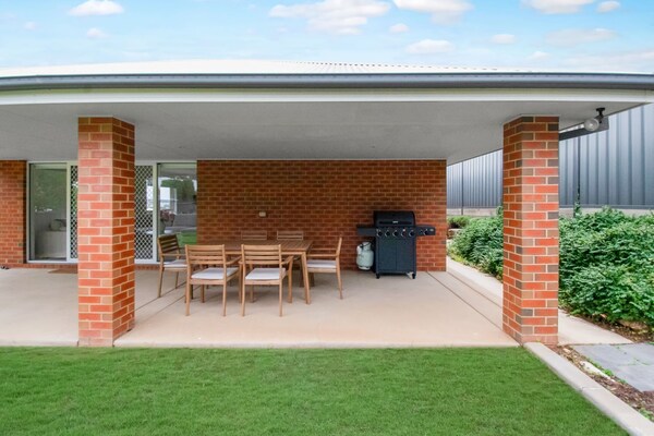 Mountain Vista Retreat - Comfort Meets Style - Wagga Wagga