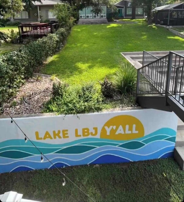 Lubinberry Lakeside- Waterfront, Hot Tub, Kayaks - Marble Falls, TX