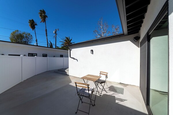 Three Bedroom House In Los Angeles - Los Angeles, CA