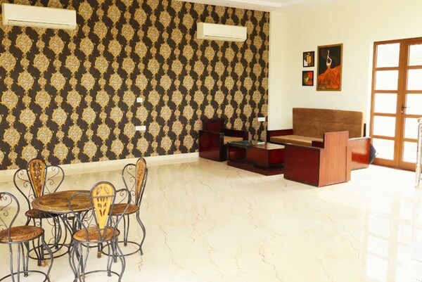 Luxury Filmcity Farmstay - 3 Bedroom  With Pool - Jaipur