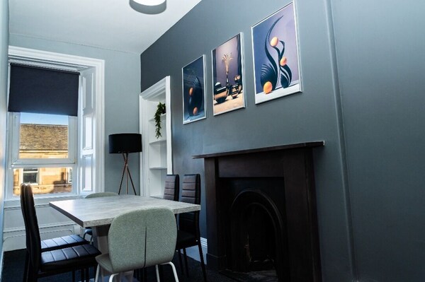 Edinburgh 3-bedroom Apartment Next To Tram Stop - Edinburgh