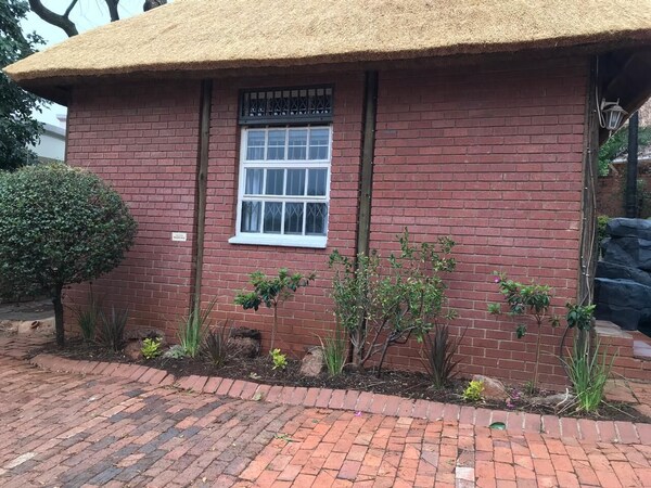 Spacious & Modern Unit Ll Close To Or Tambo Ll Quiet & Safe - Germiston